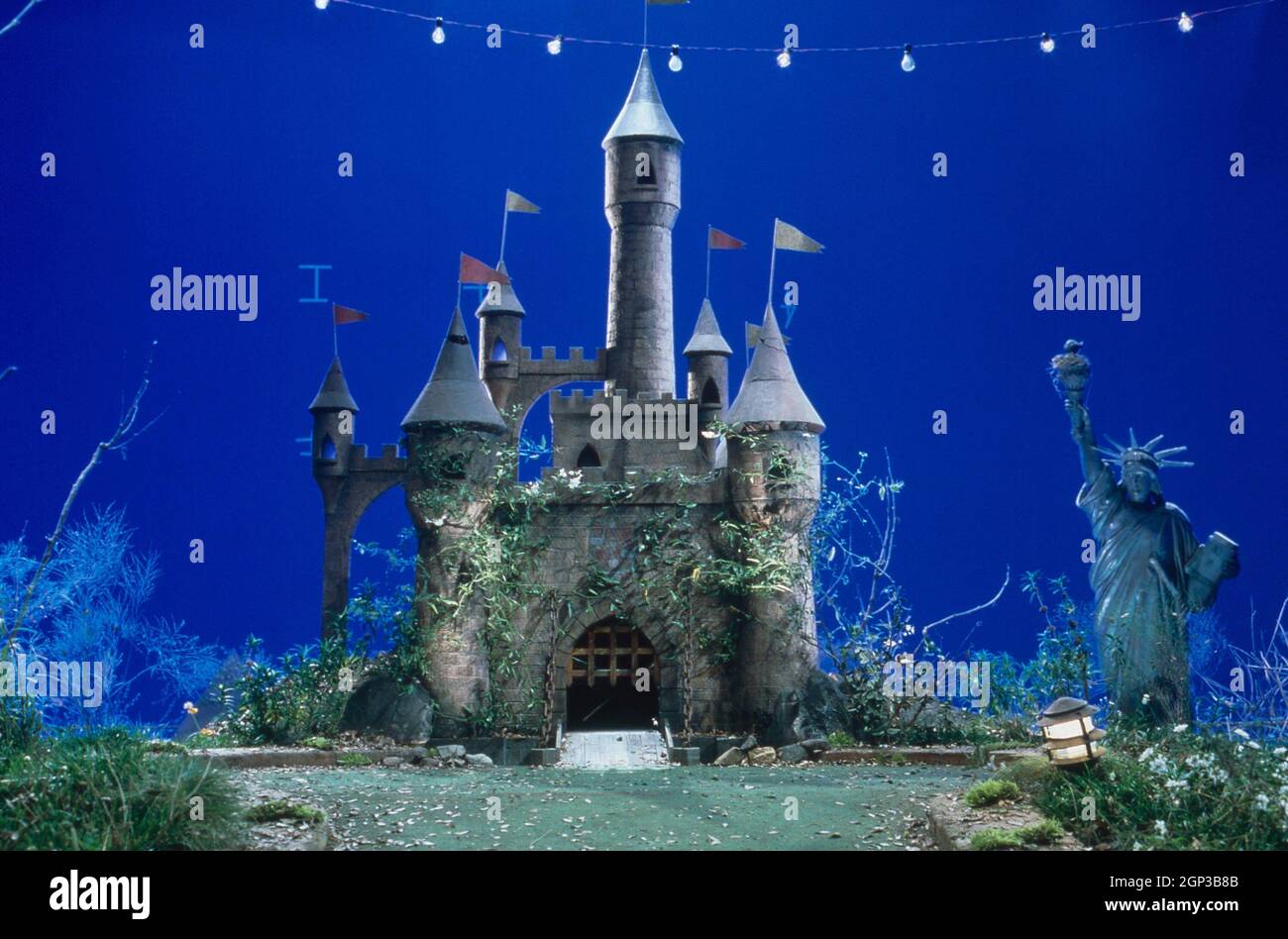 STUART LITTLE, miniature castle set design, 1999. © Columbia Pictures ...