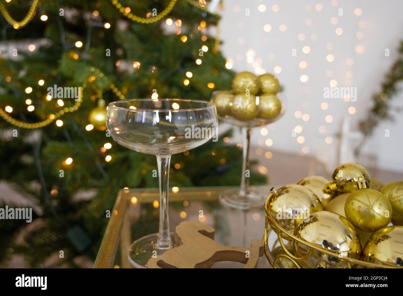Christmas decoration in gold color with glasses of champagne Stock ...