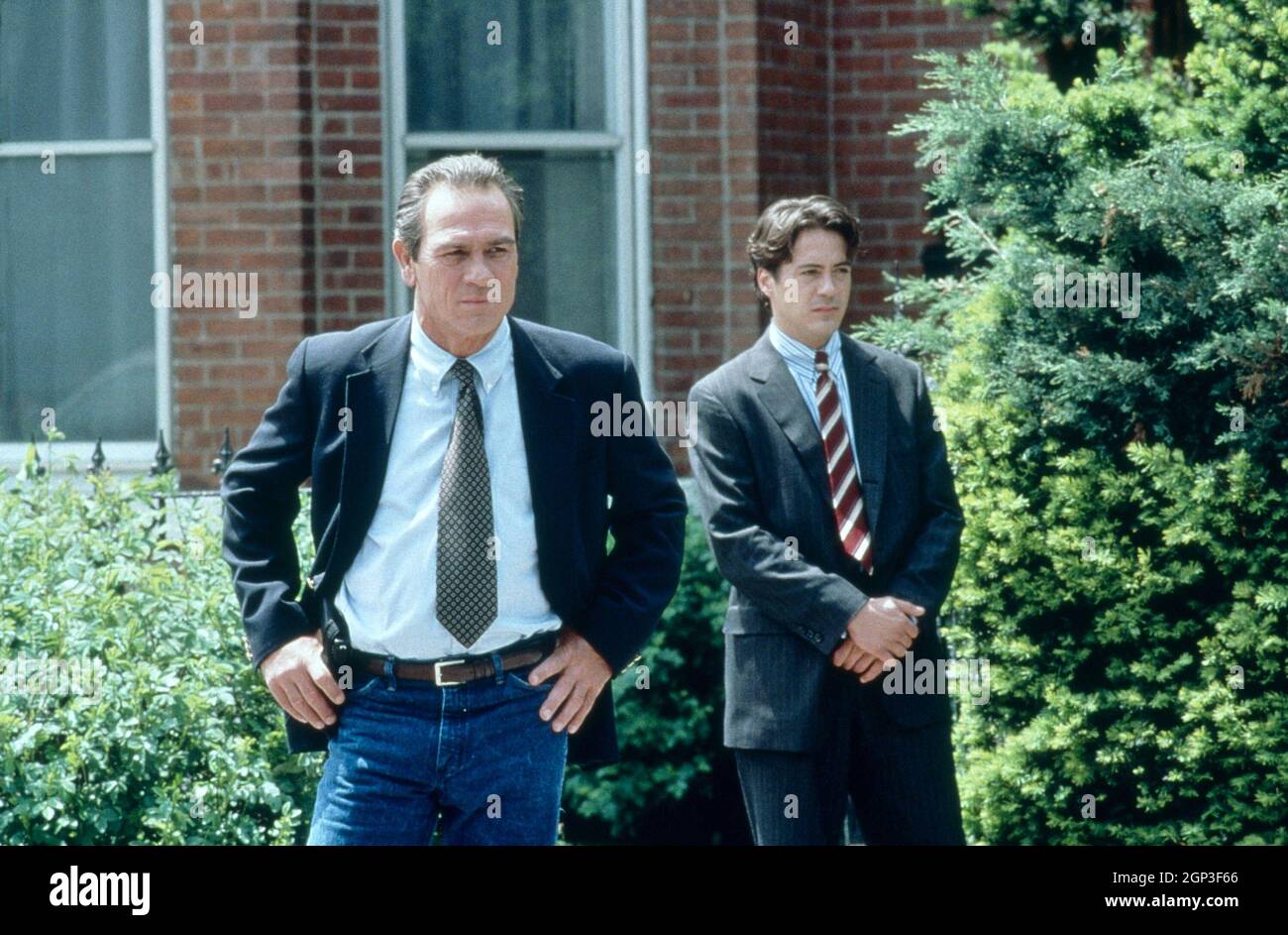 U.S. MARSHALS, from left: Tommy Lee Jones, Robert Downey Jr., 1998. ph ...