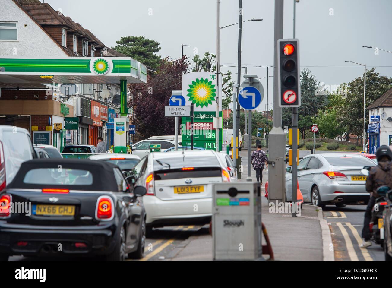 Slough, UK. 28th September, 2021. Cars were queuing and blocking side ...