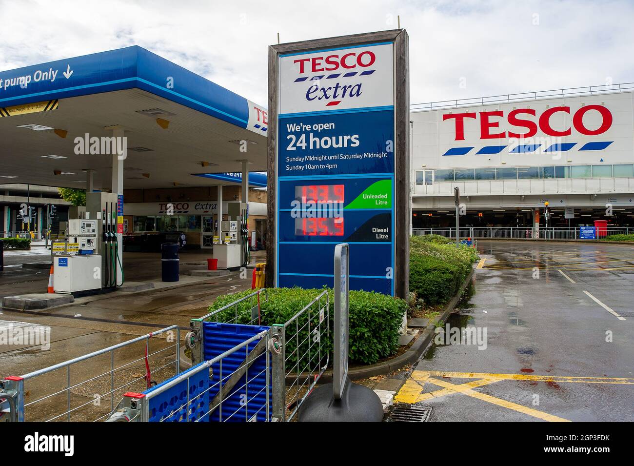Slough, UK. 28th September, 2021. The Tesco petrol station on the A4 in ...