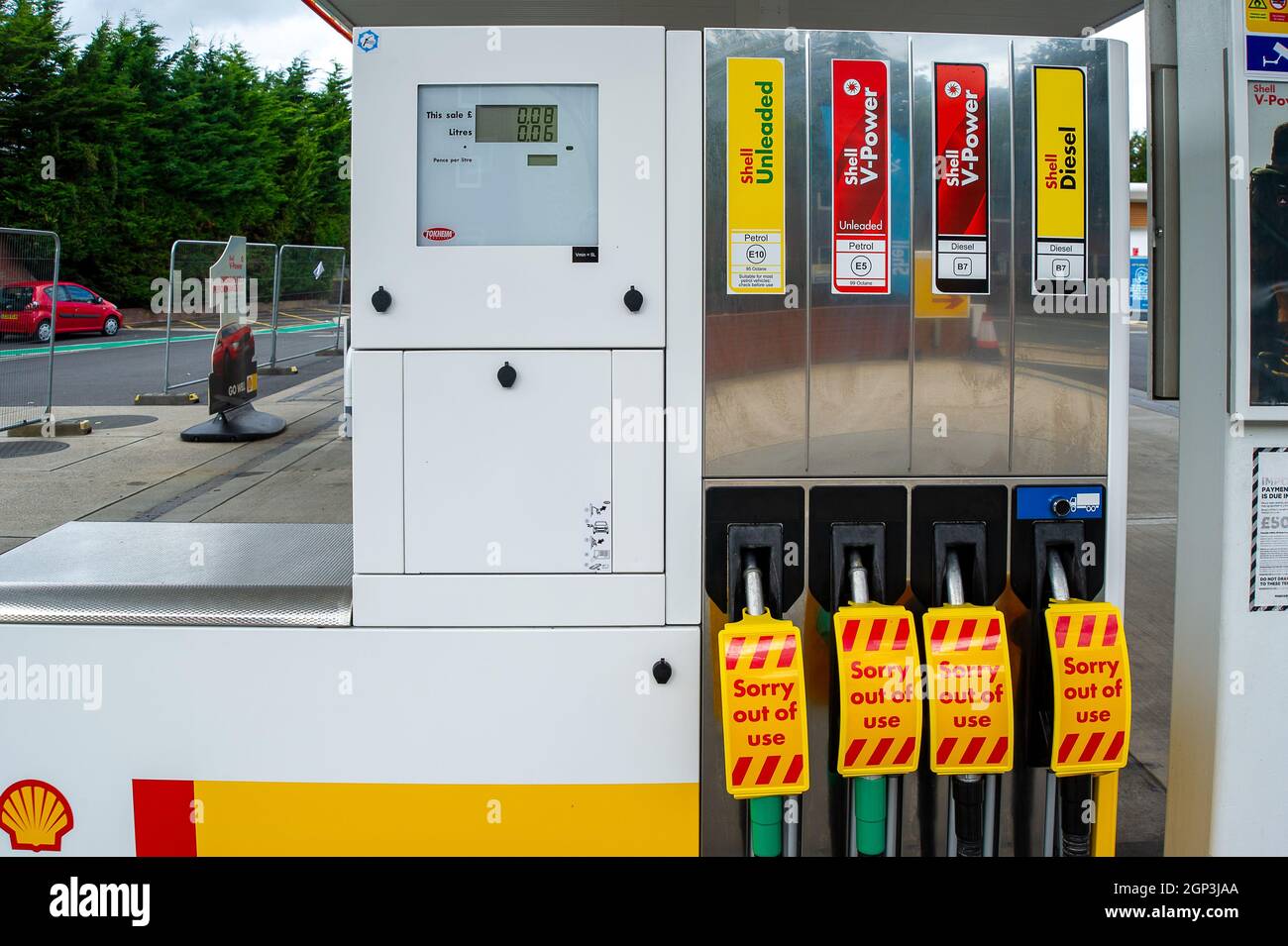 Windsor, UK. 28th September, 2021. The Shell Petrol station in Dedworth ...