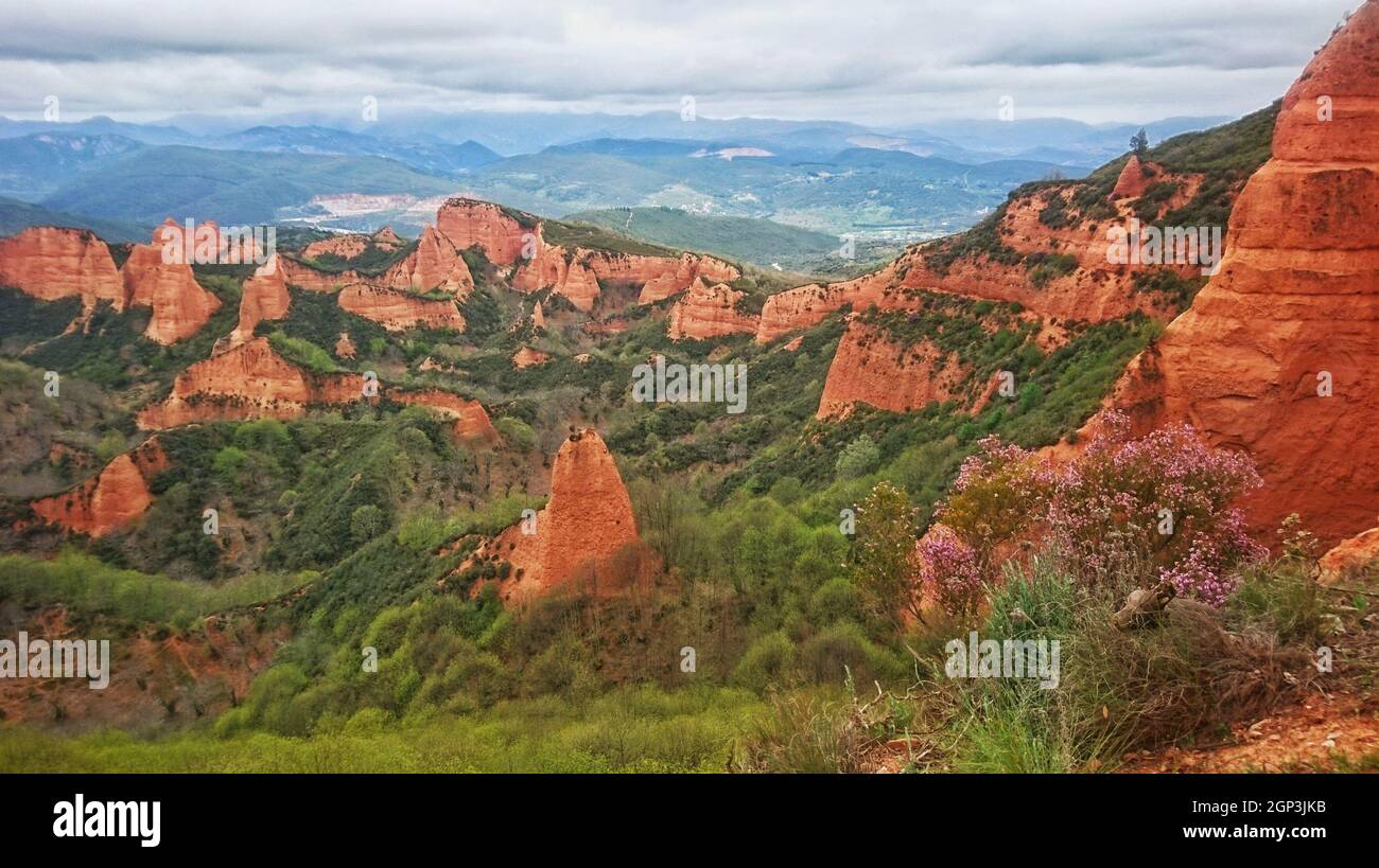 Las Medulas landscape and scenery, ancient Roman goldmines, 20km ...