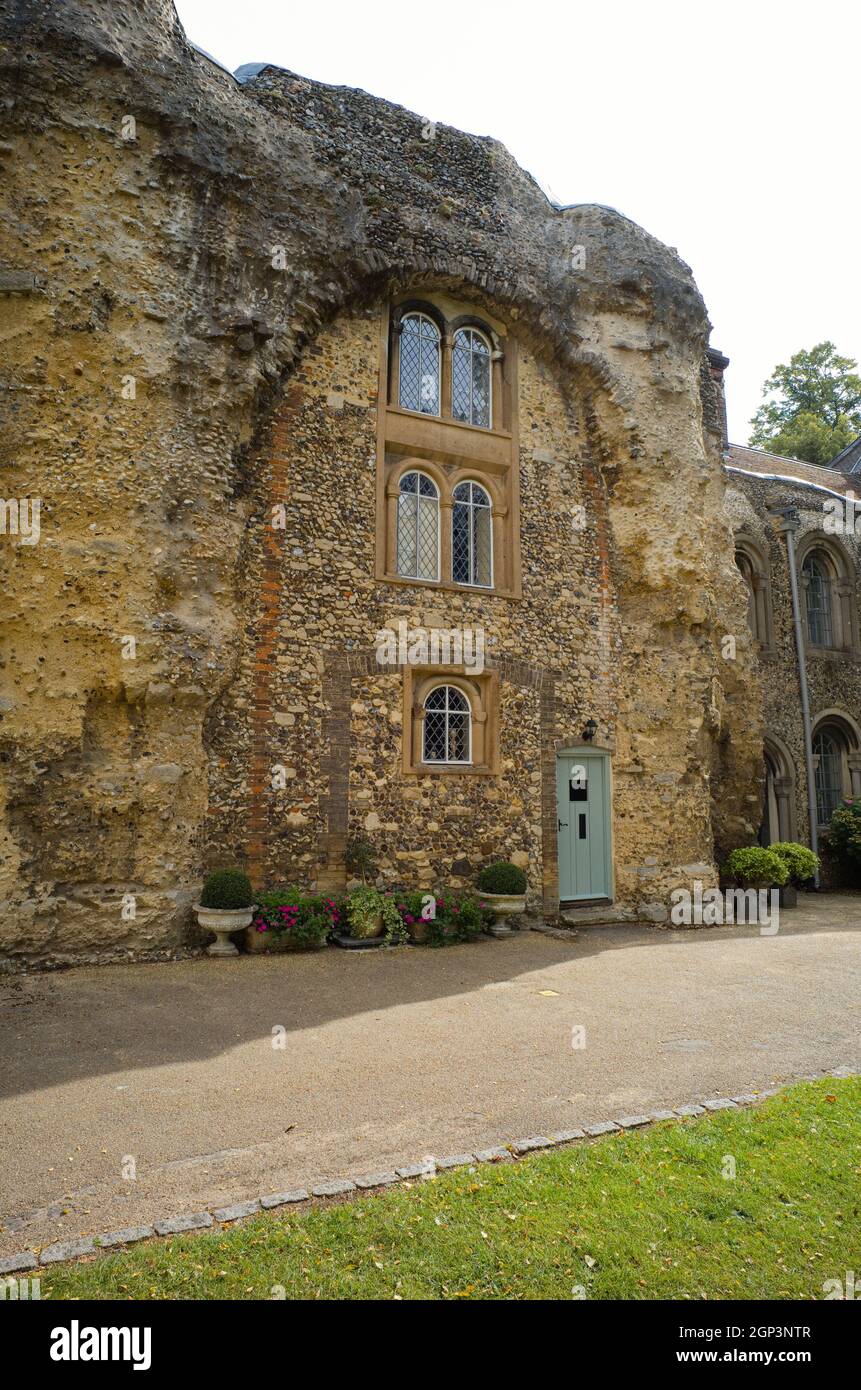 Houses built into the former Abbey walls at Bury St Edmunds Stock Photo ...