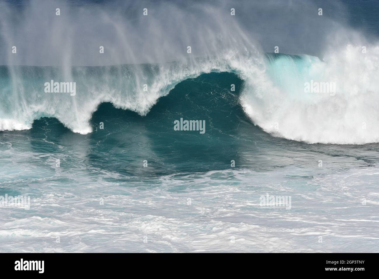 Beautiful high ocean waves. A wave is breaking Stock Photo - Alamy