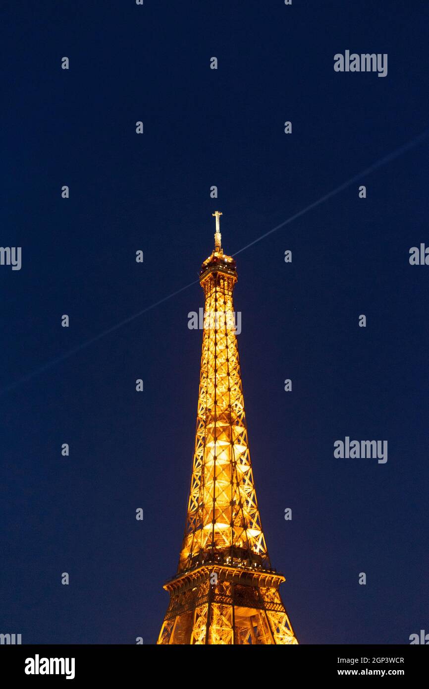 People night city light paris hi-res stock photography and images - Alamy