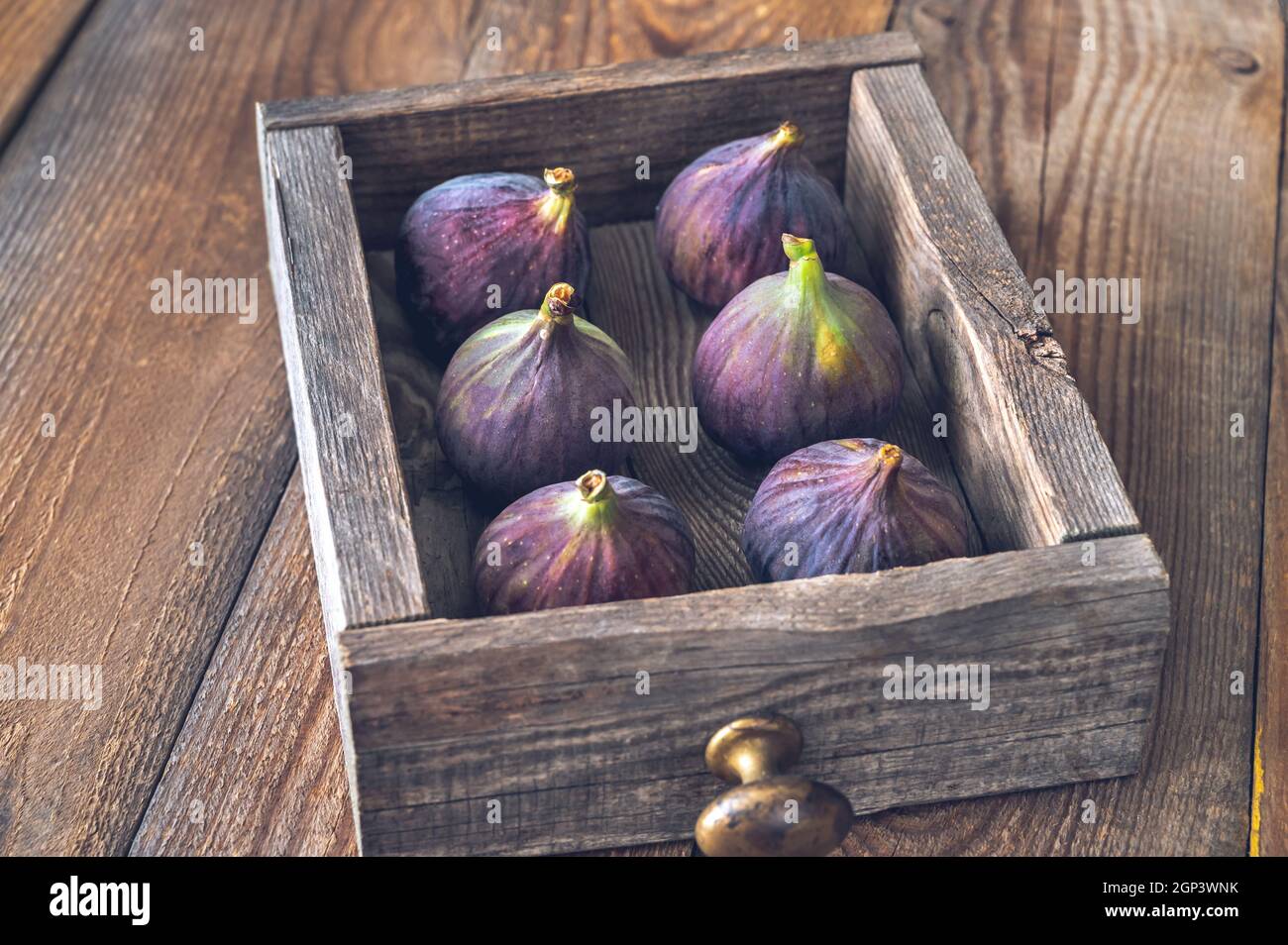Fresh figs in the rustic wooden box Stock Photo - Alamy