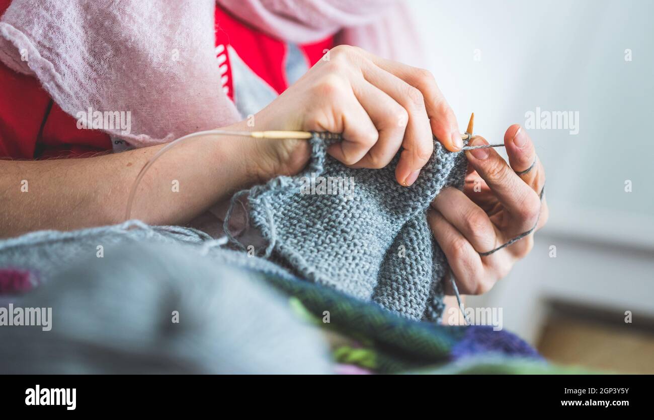 Fingers knitting hi-res stock photography and images - Alamy