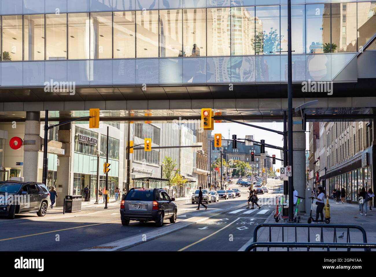 Shopping mall people walking hi-res stock photography and images - Alamy