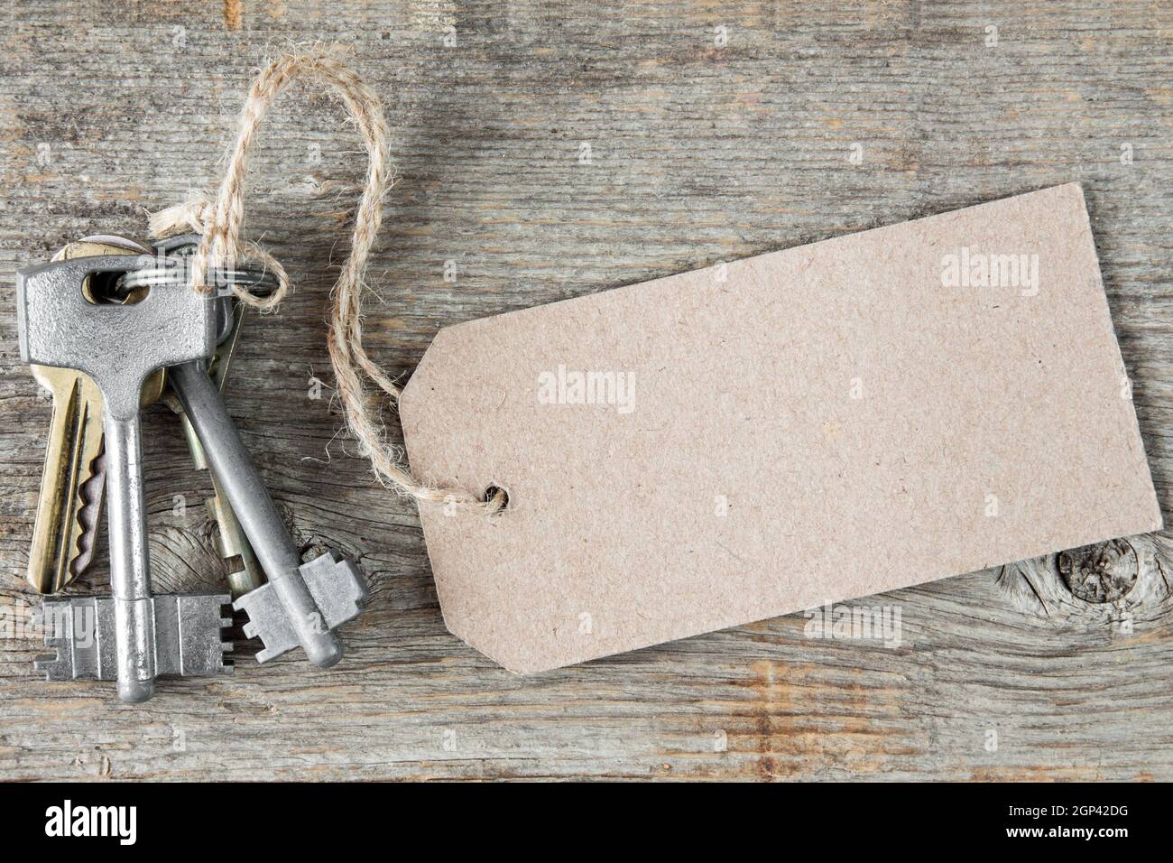 Bunch of keys with blank tag on the wooden background Stock Photo - Alamy