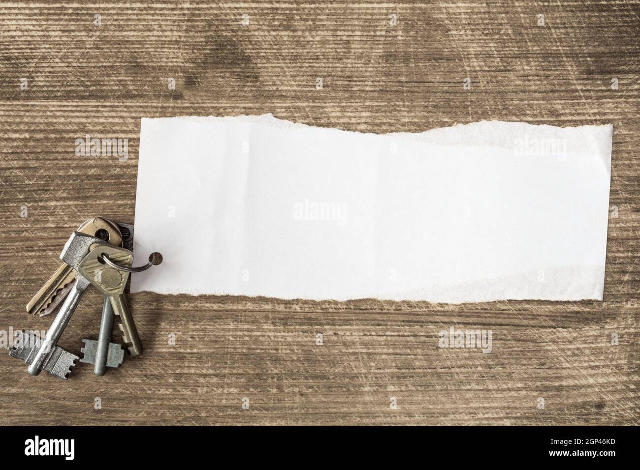Bunch of keys and blank paper piece for copy-space Stock Photo - Alamy
