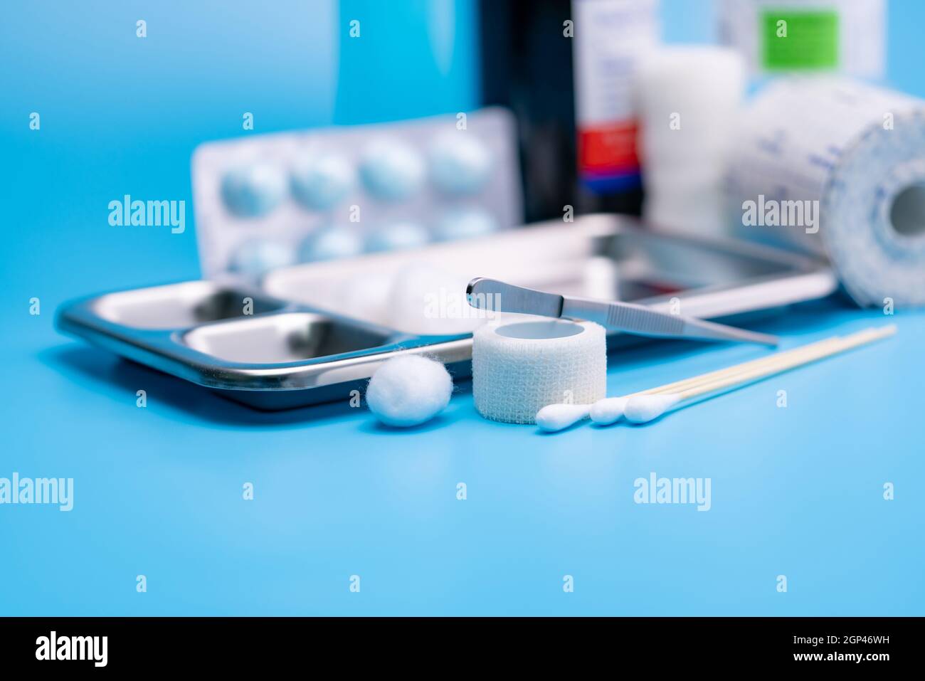 Dressing forceps hi-res stock photography and images - Alamy