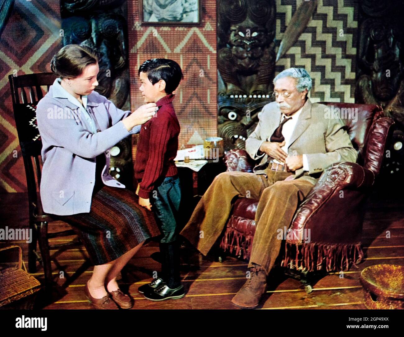TWO LOVES, from left, Shirley MacLaine, Edmund Vargas, Leslie Denison ...