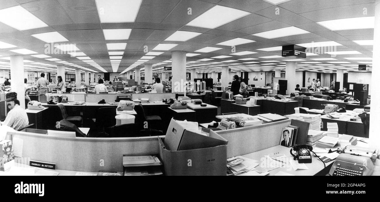 ALL THE PRESIDENT'S MEN, Washington Post newsroom set, 1976. ©Warner ...