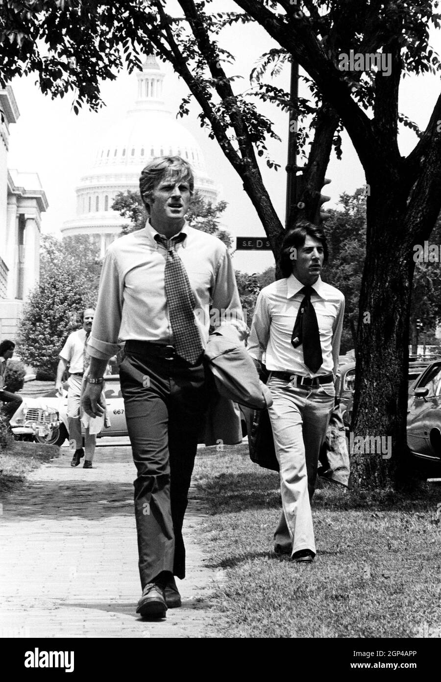 ALL THE PRESIDENT'S MEN, from left, Robert Redford, Dustin Hoffman, on ...