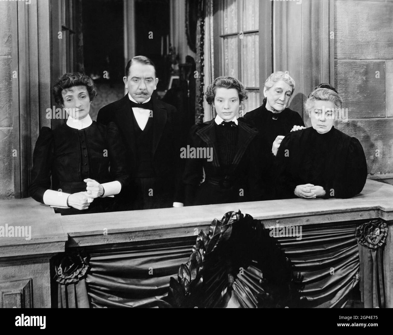 CAVALCADE, from left: Una O'Connor, Herbert Mundin, Merle Tottenham ...