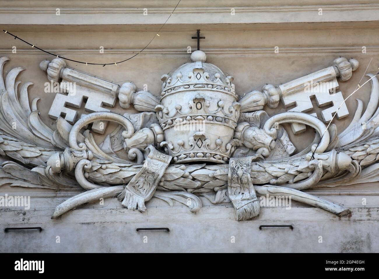 Papal coat of arms at St Peter's Church in Parma, Italy Stock Photo - Alamy