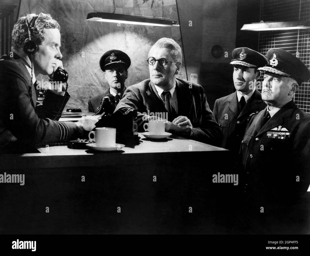 THE DAM BUSTERS, (aka THE DAMBUSTERS), Michael Redgrave (center), 1955 ...