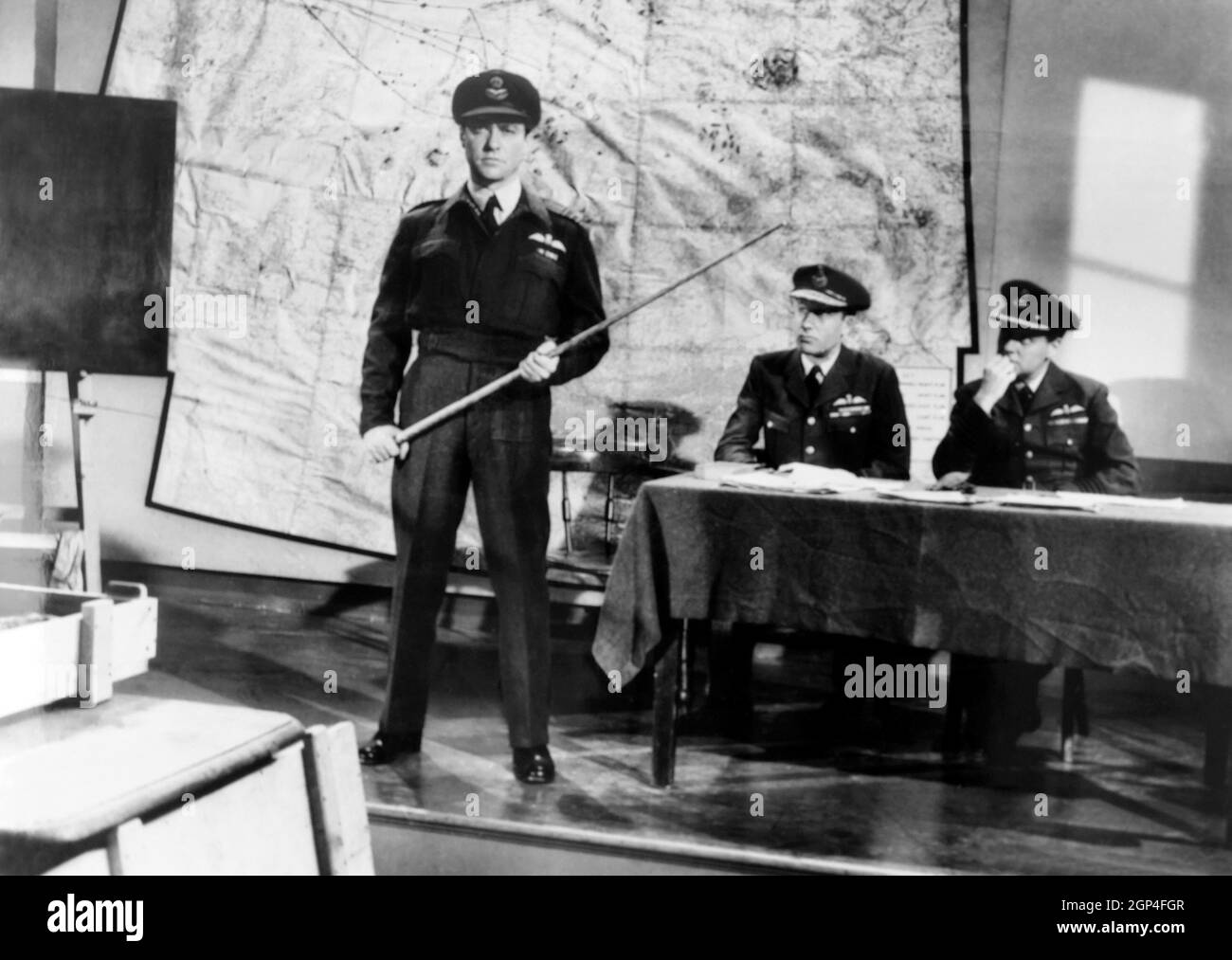 THE DAM BUSTERS, (aka THE DAMBUSTERS), Richard Todd (left), 1955 Stock ...