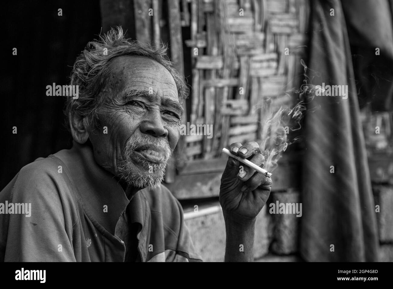 INDONESIA. BALI. SMOKING OLD MAN Stock Photo - Alamy