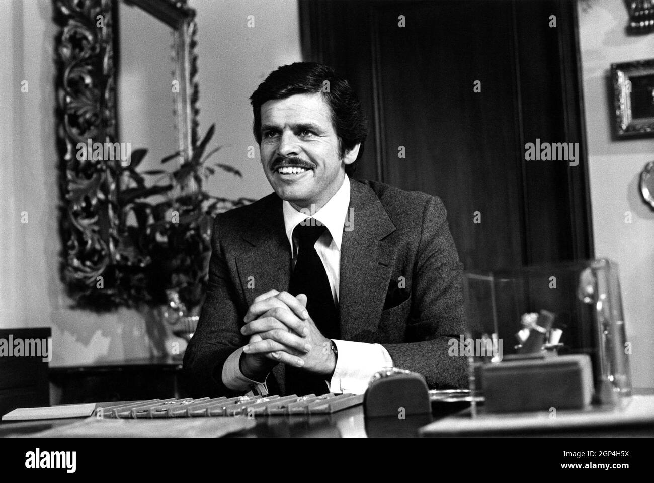 FAMILY PLOT, William Devane, 1976 Stock Photo - Alamy