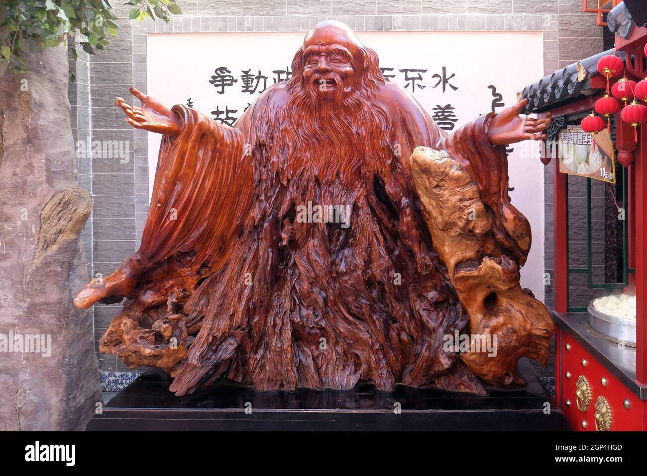 Statue on pedestal of Chinese wise man Confucius Stock Photo - Alamy