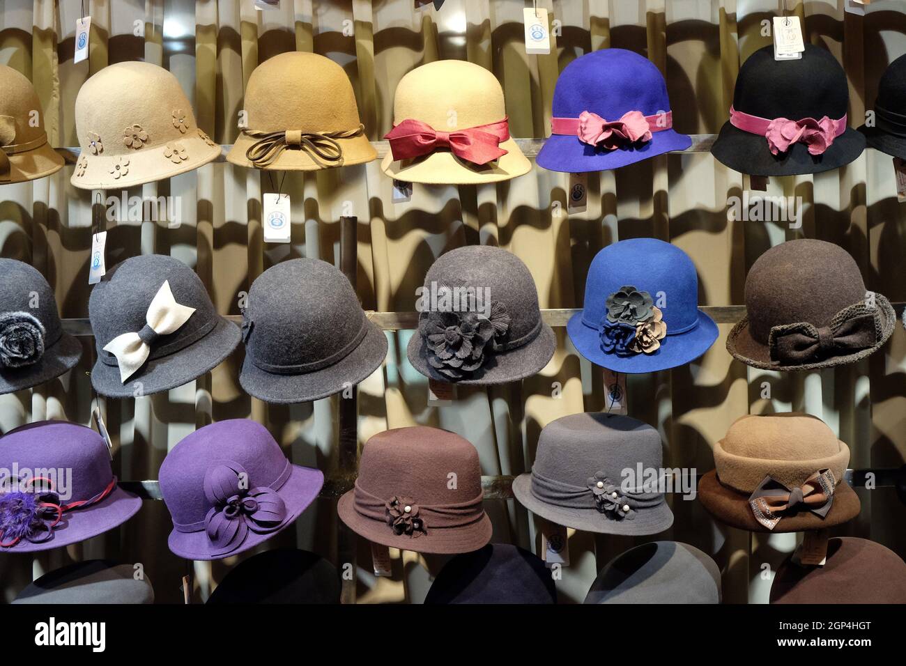Ancient chinese hats hi-res stock photography and images - Alamy