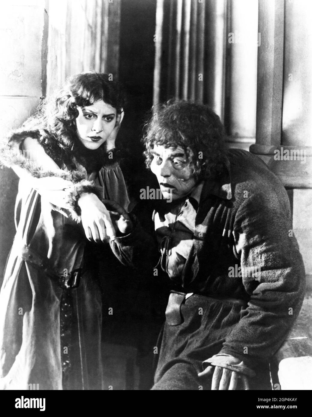 THE HUNCHBACK OF NOTRE DAME, from left, Patsy Ruth Miller, Lon Chaney ...