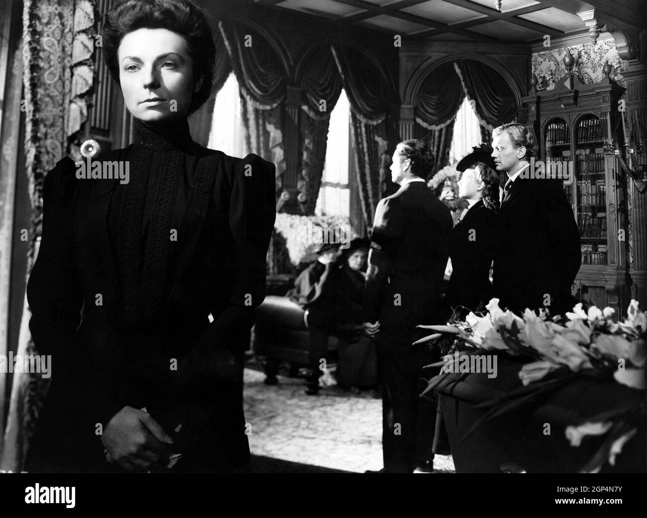 THE MAGNIFICENT AMBERSONS, from left, Agnes Moorehead, Tim Holt ...