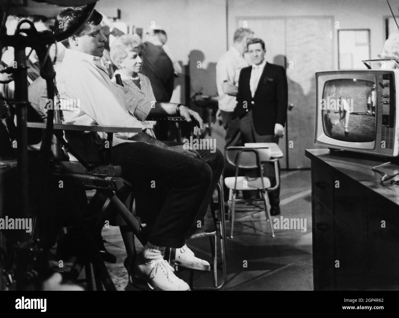 THE NUTTY PROFESSOR, director Jerry Lewis watching a baseball game on ...