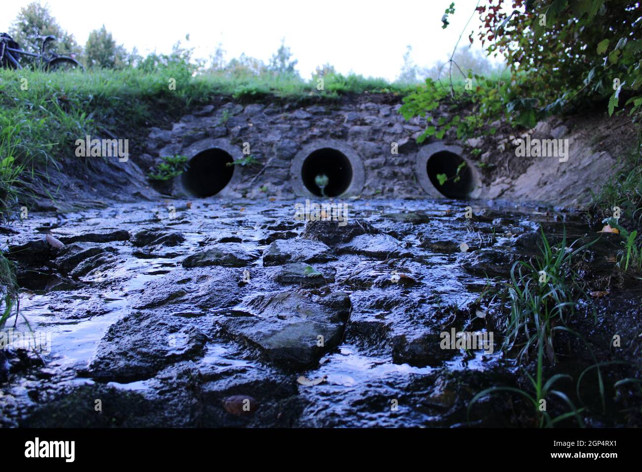 Dark wet rocks hi-res stock photography and images - Alamy