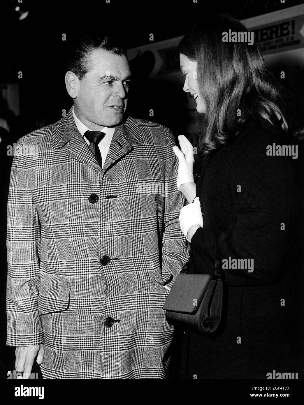 A PATCH OF BLUE, from left, producer Pandro Berman, Elizabeth Hartman ...