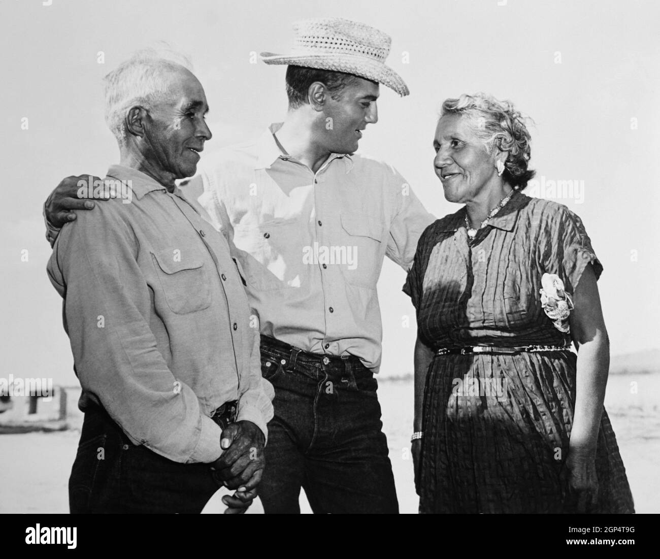 THE OUTSIDER, Tony Curtis (center) with Mr. and Mrs. Joe Hayes, the ...
