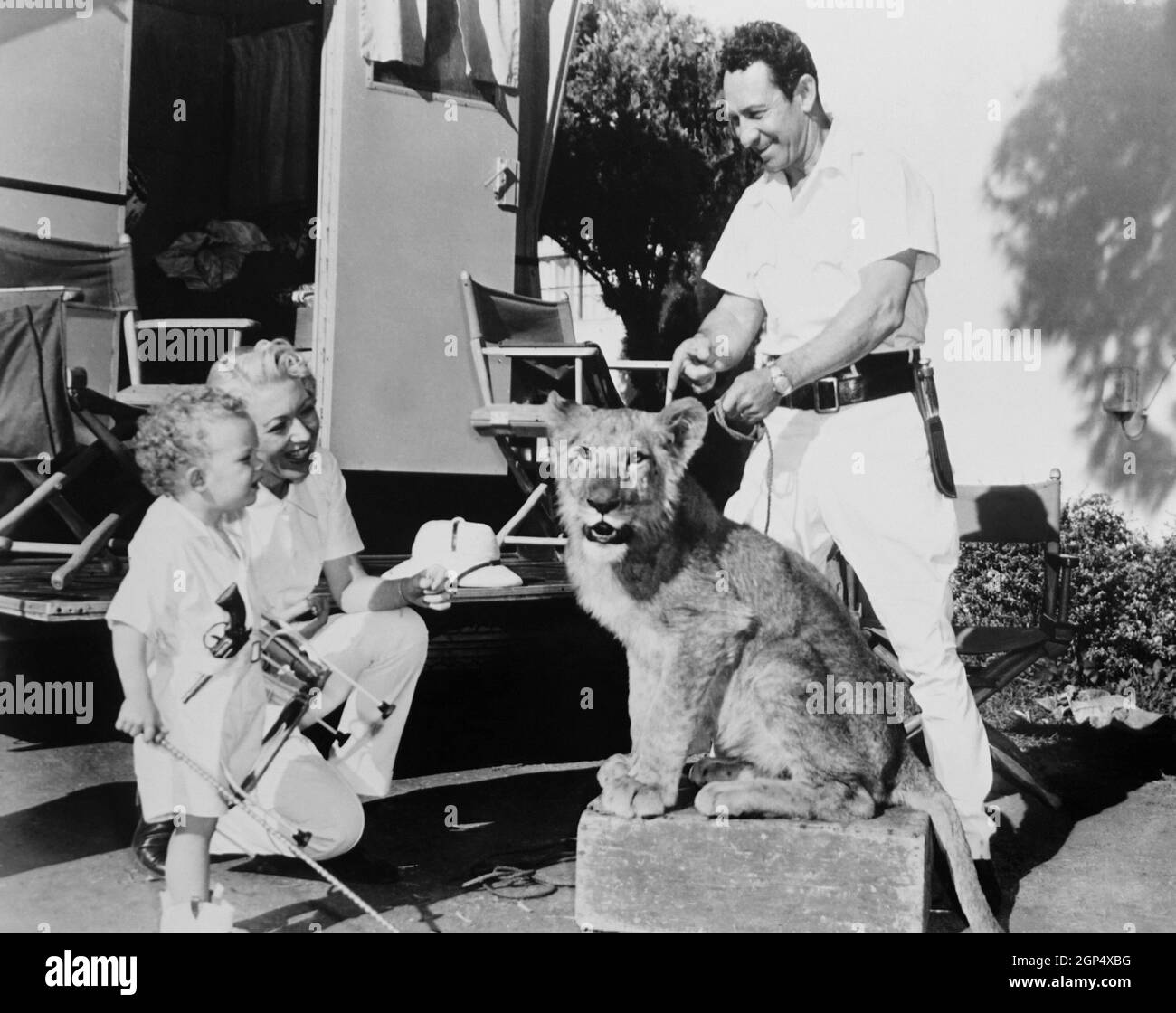 RING OF FEAR, Clyde Beatty Jr., Jane Lorraine Abel, Clyde Beatty on set ...
