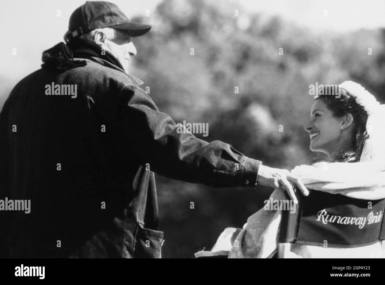 RUNAWAY BRIDE, from left: director Garry Marshall, Julia Roberts on set ...