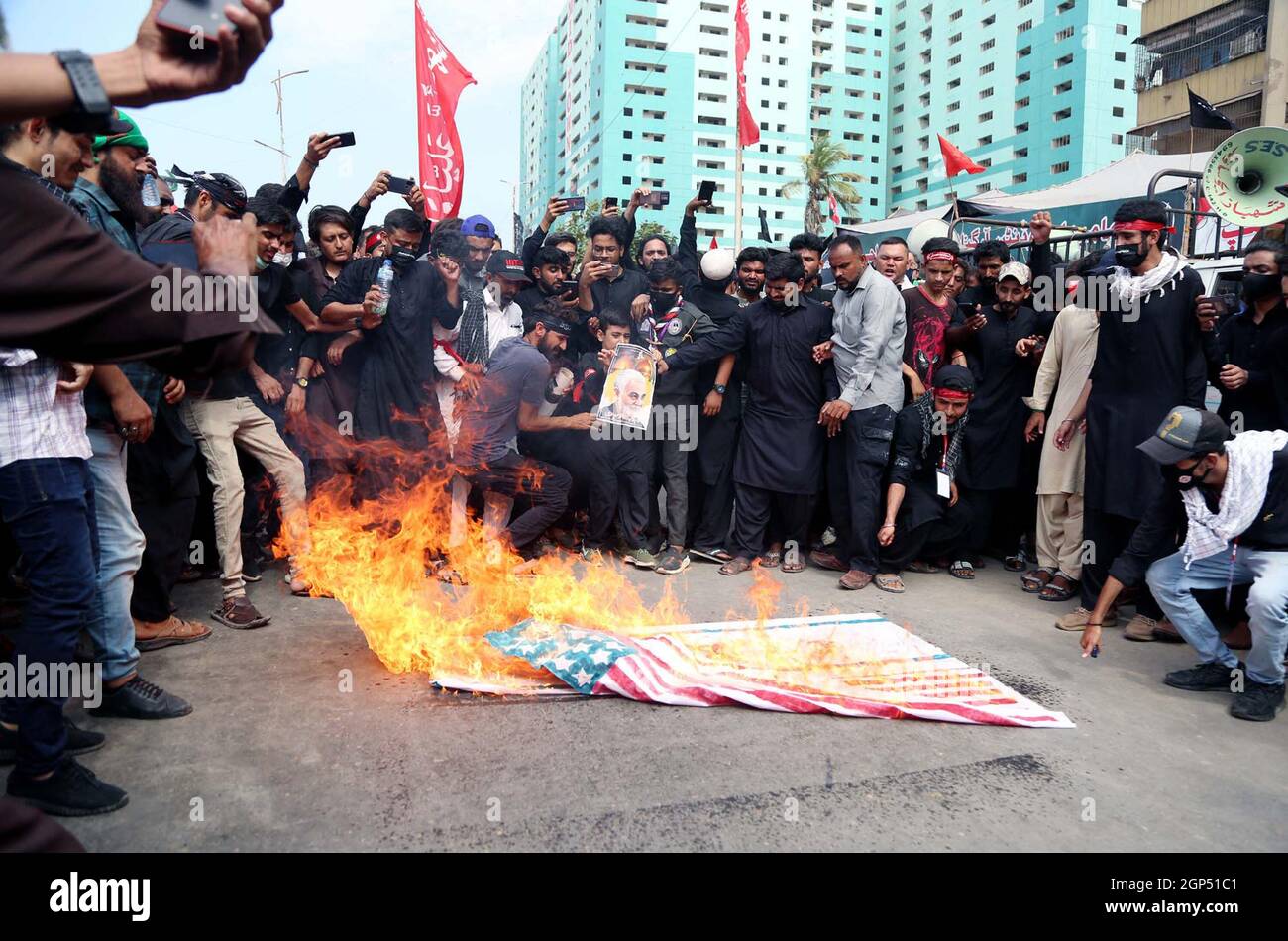 Pakistan flag burn hi-res stock photography and images - Alamy