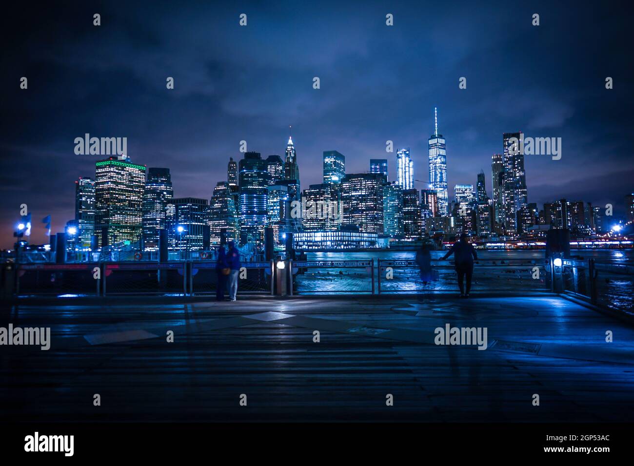 Manhattan and Brooklyn bridge night view and the people. Shooting ...