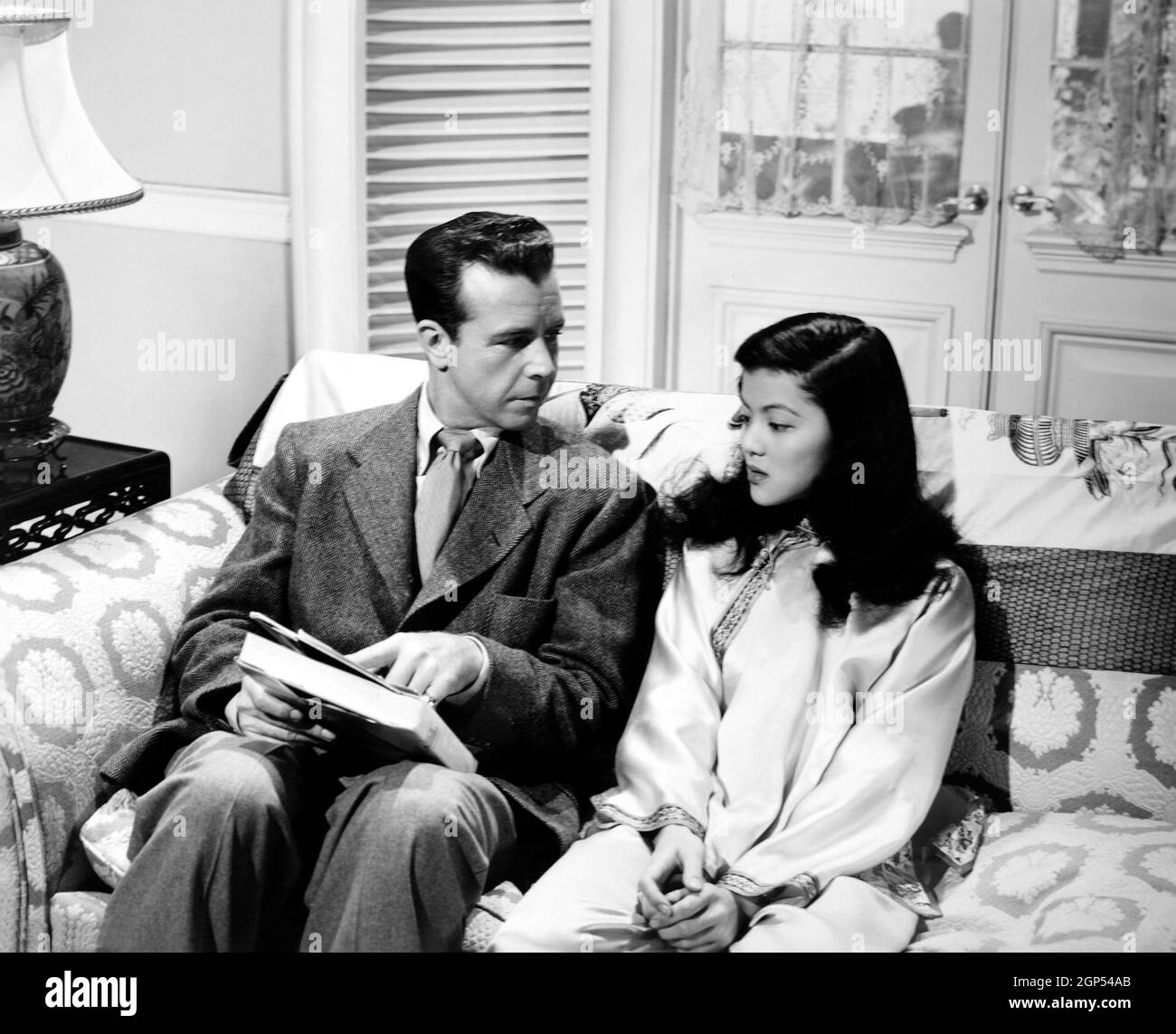 TO THE ENDS OF THE EARTH, from left, Dick Powell, Maylia (aka Gloria ...