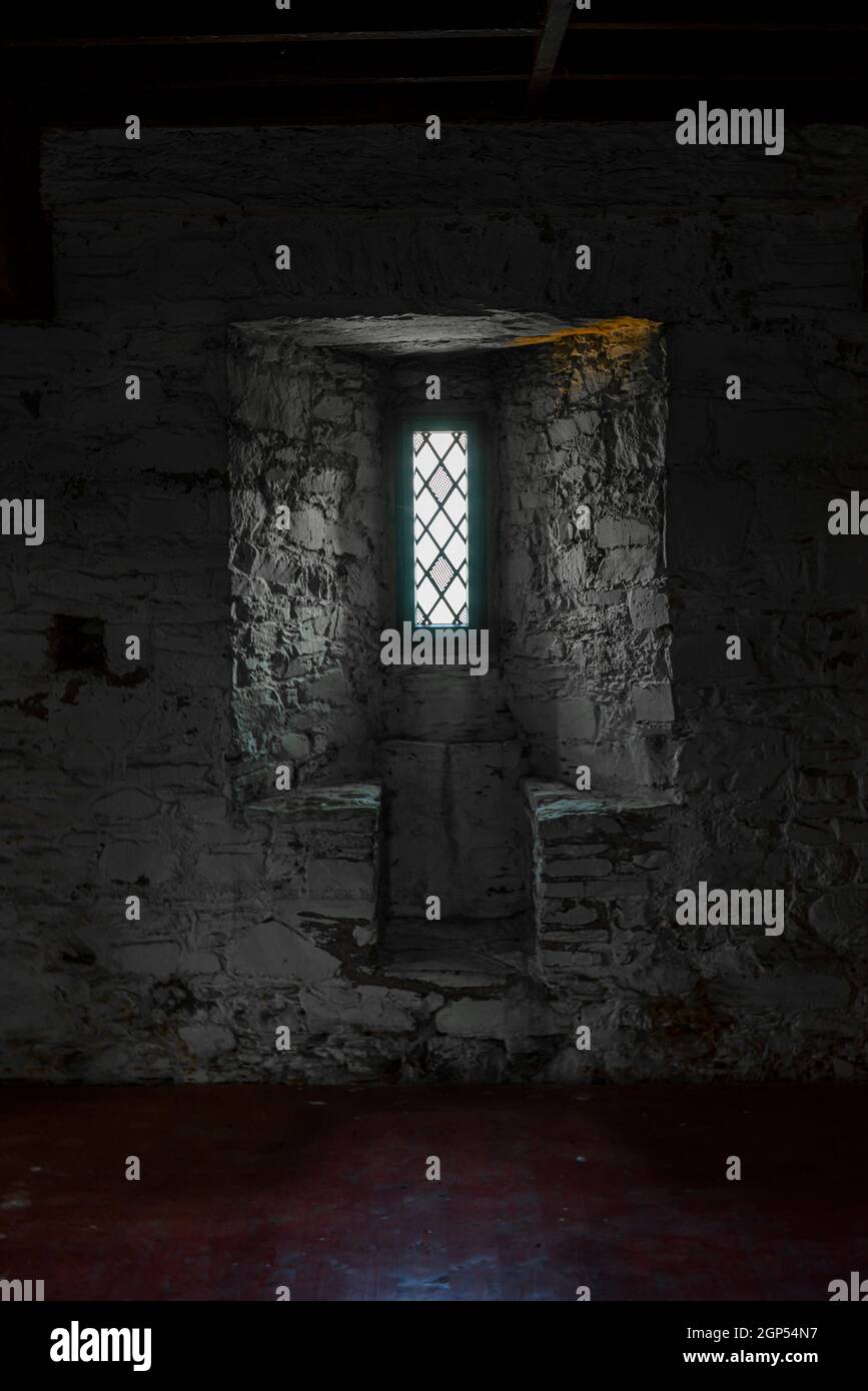 Ancient castle window hi-res stock photography and images - Alamy