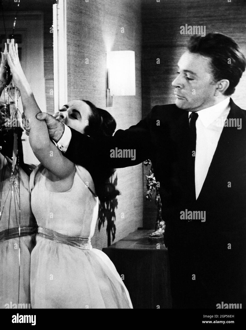 THE V.I.P.S, from left, Elizabeth Taylor, Richard Burton, 1963 Stock ...
