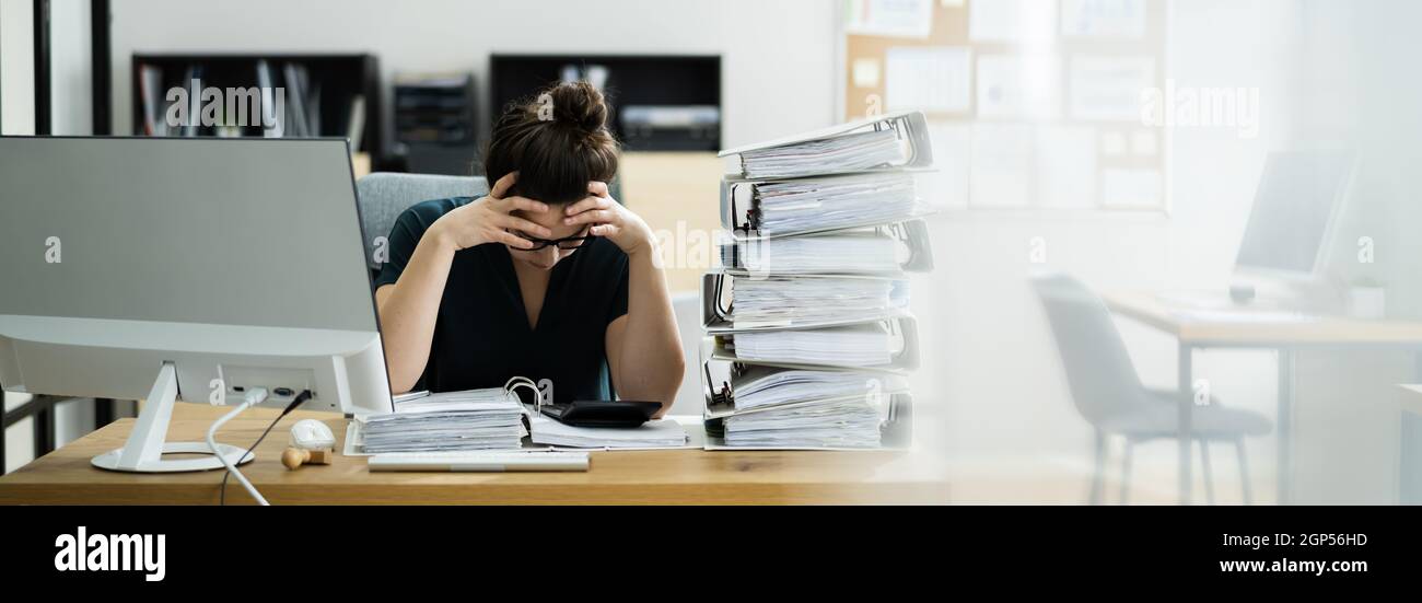Accountant female hi-res stock photography and images - Alamy