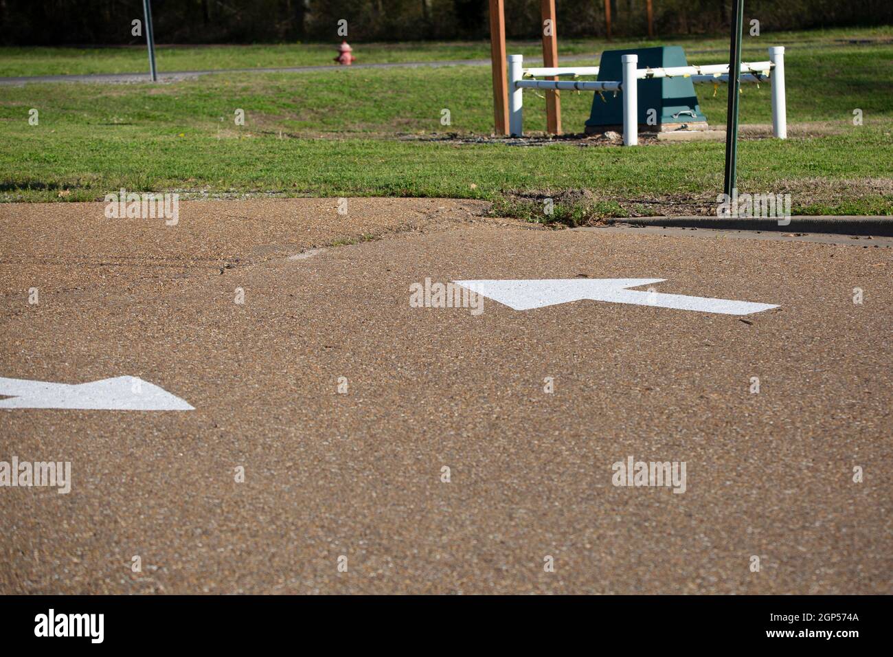 Two arrows opposite direction paint hi-res stock photography and images ... Two arrows opposite direction paint hi-res stock photography and images ...