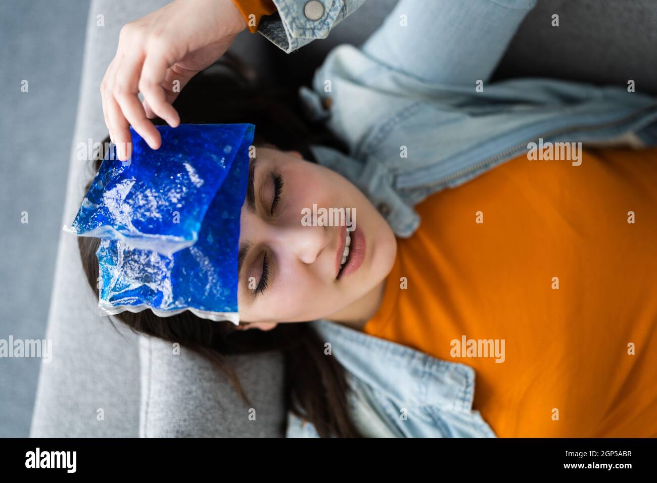 Woman, headache, ice pack hi-res stock photography and images - Alamy