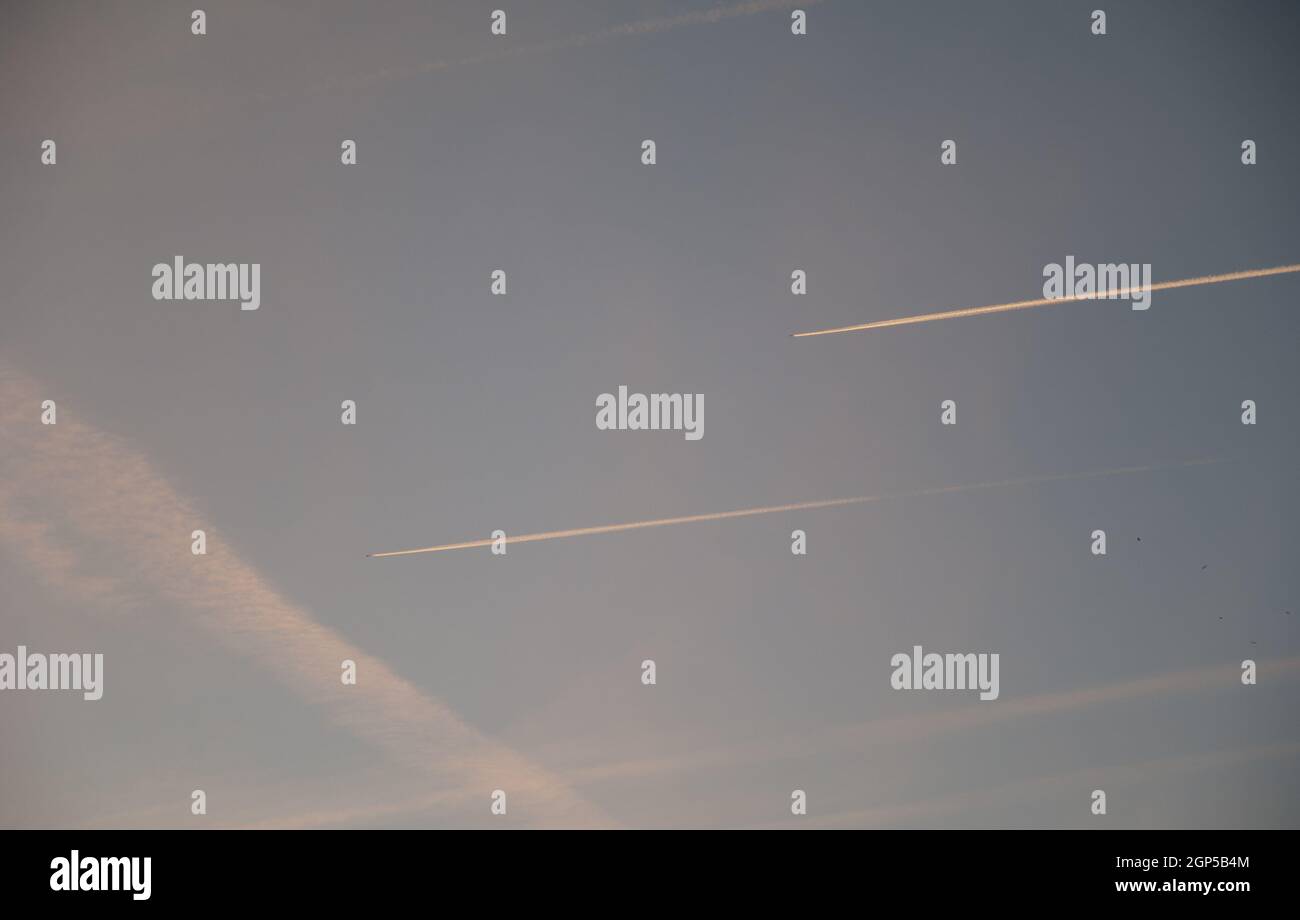 Aeroplanes Contrails High Resolution Stock Photography and Images - Alamy