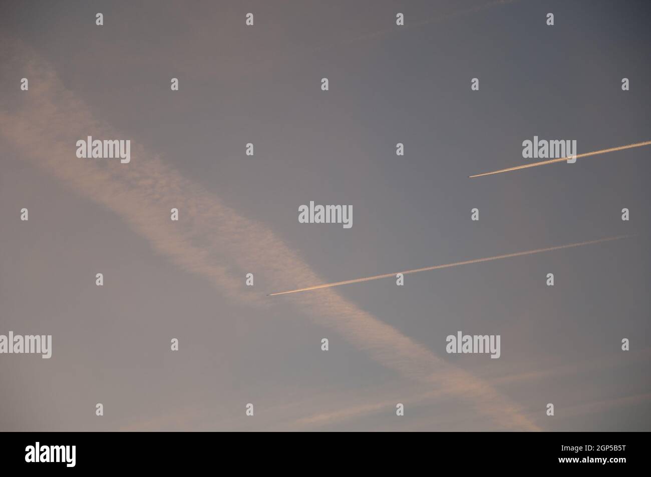Aeroplanes Contrails High Resolution Stock Photography and Images - Alamy