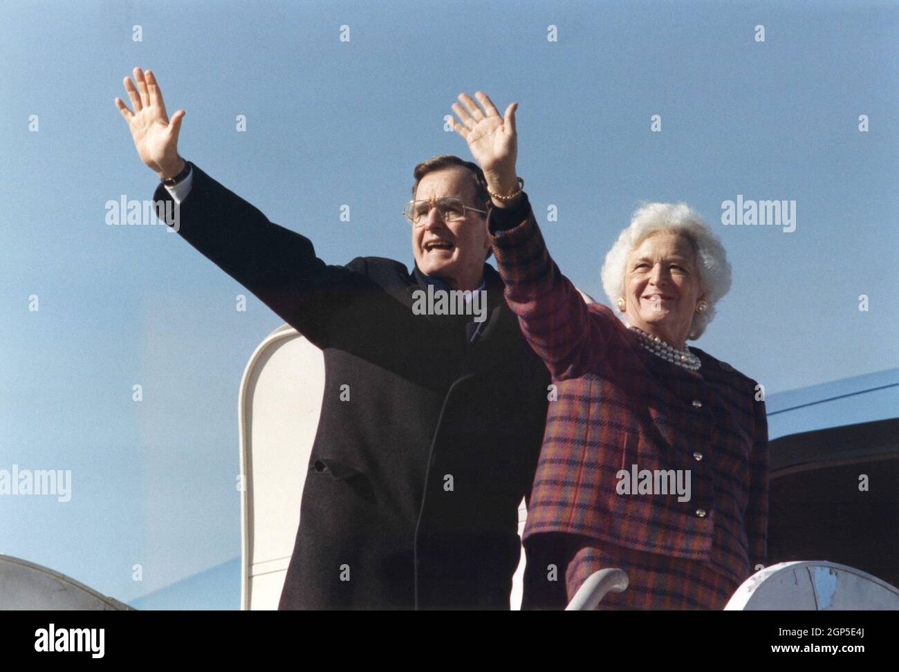 President George H.W. Bush and First Lady Barbara Bush, waving from the ...