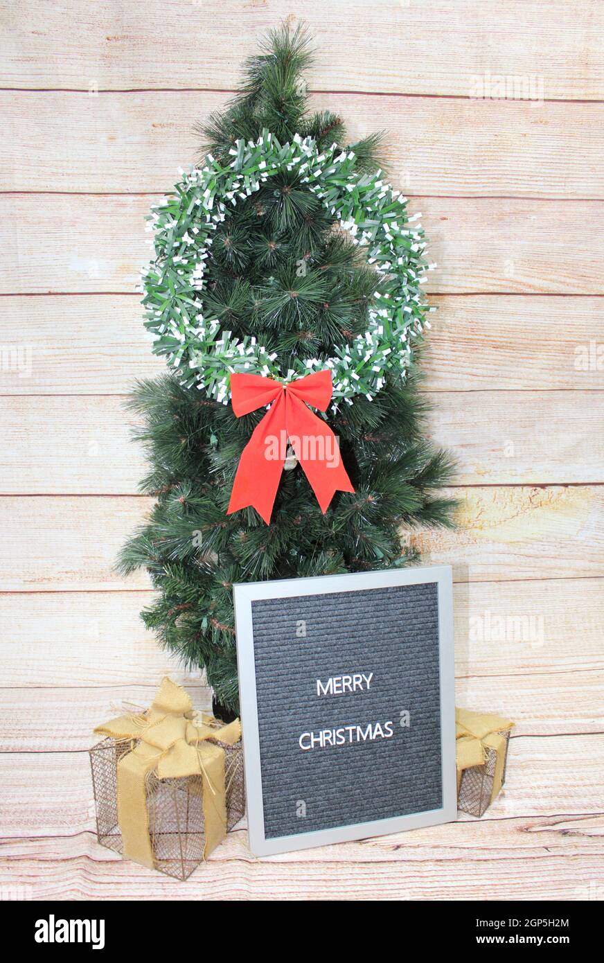 Merry Christmas sign With tree and presents Stock Photo - Alamy