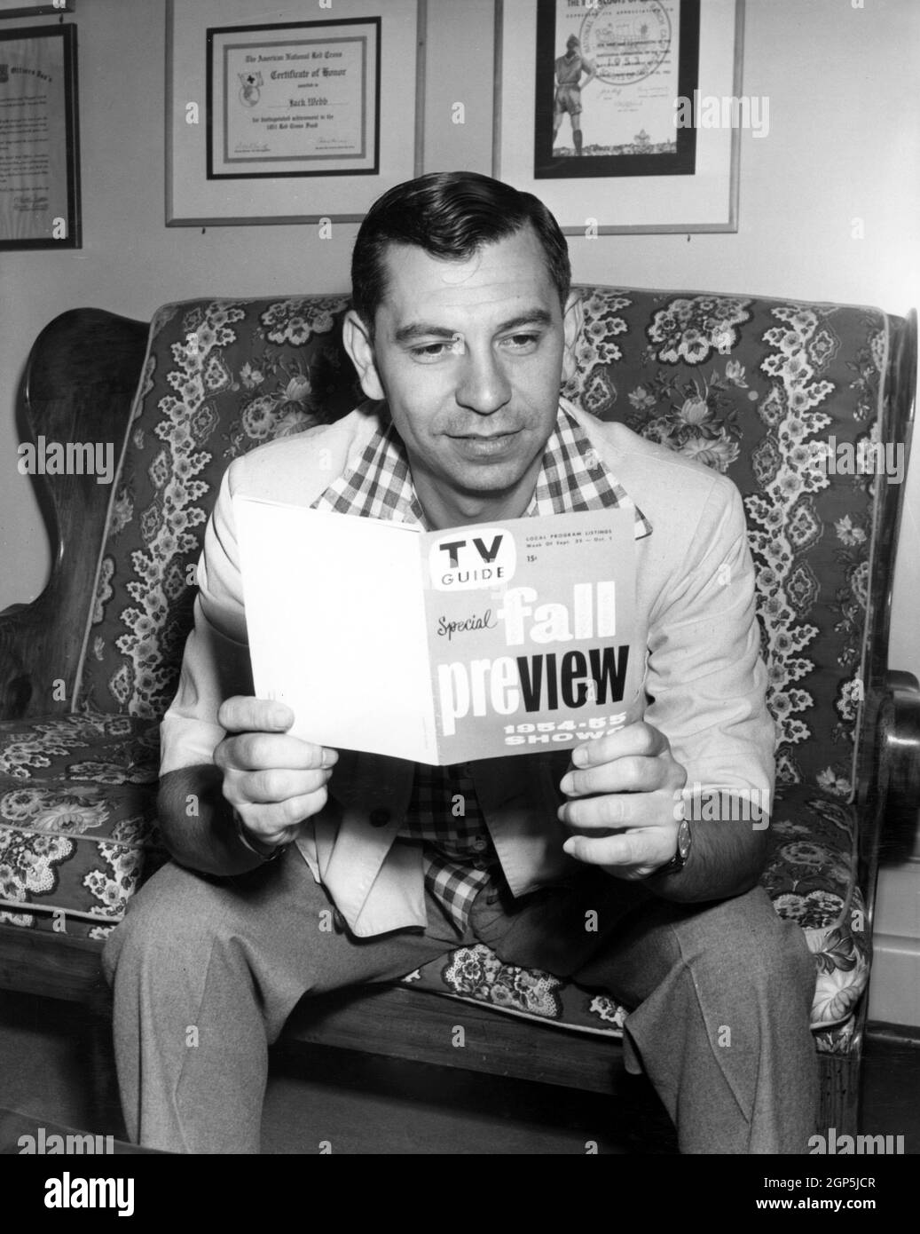 Jack Webb, reading TV Guide, 1954 Stock Photo - Alamy