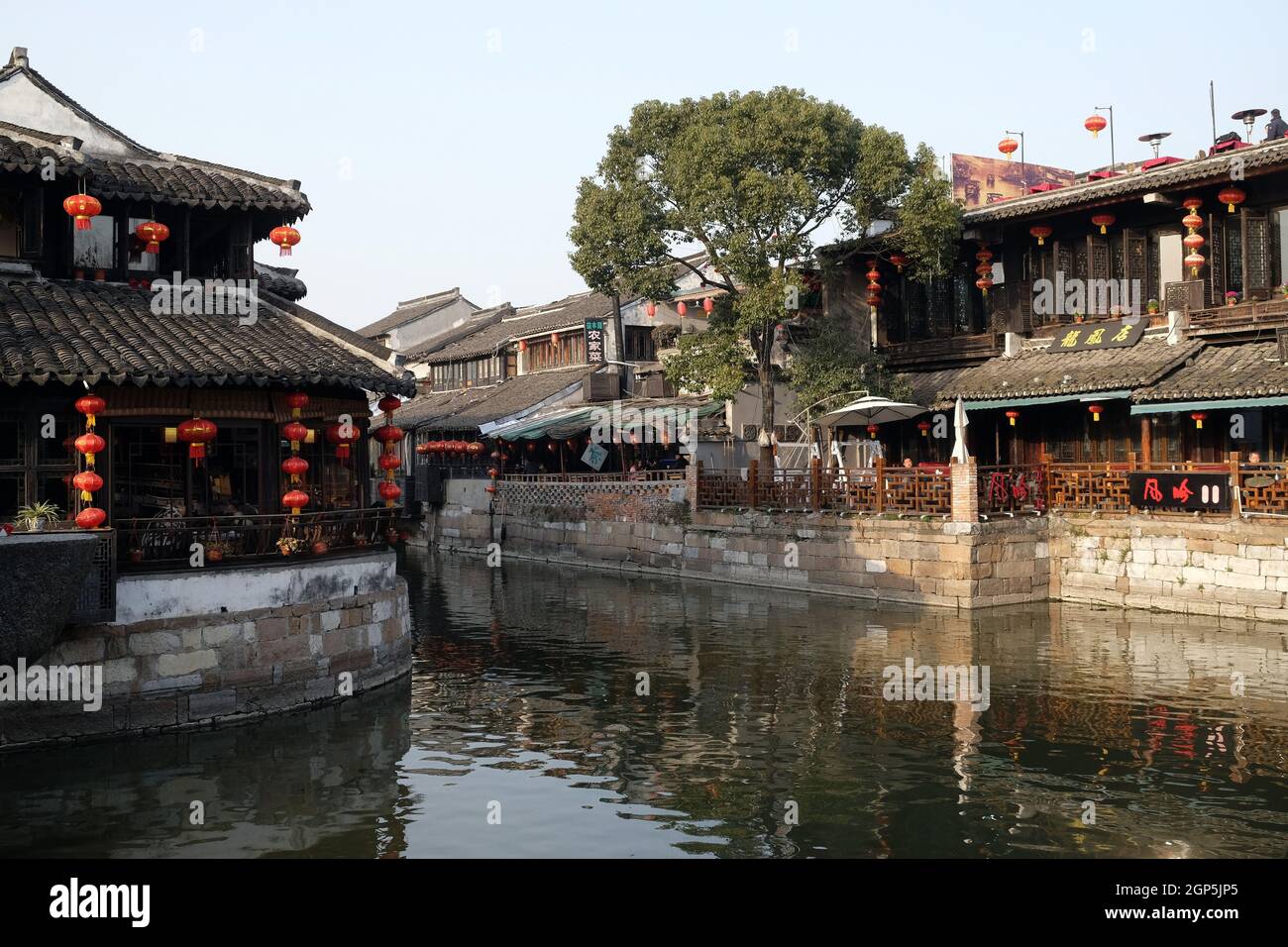The Chinese architecture and buildings lining the water canals to ...