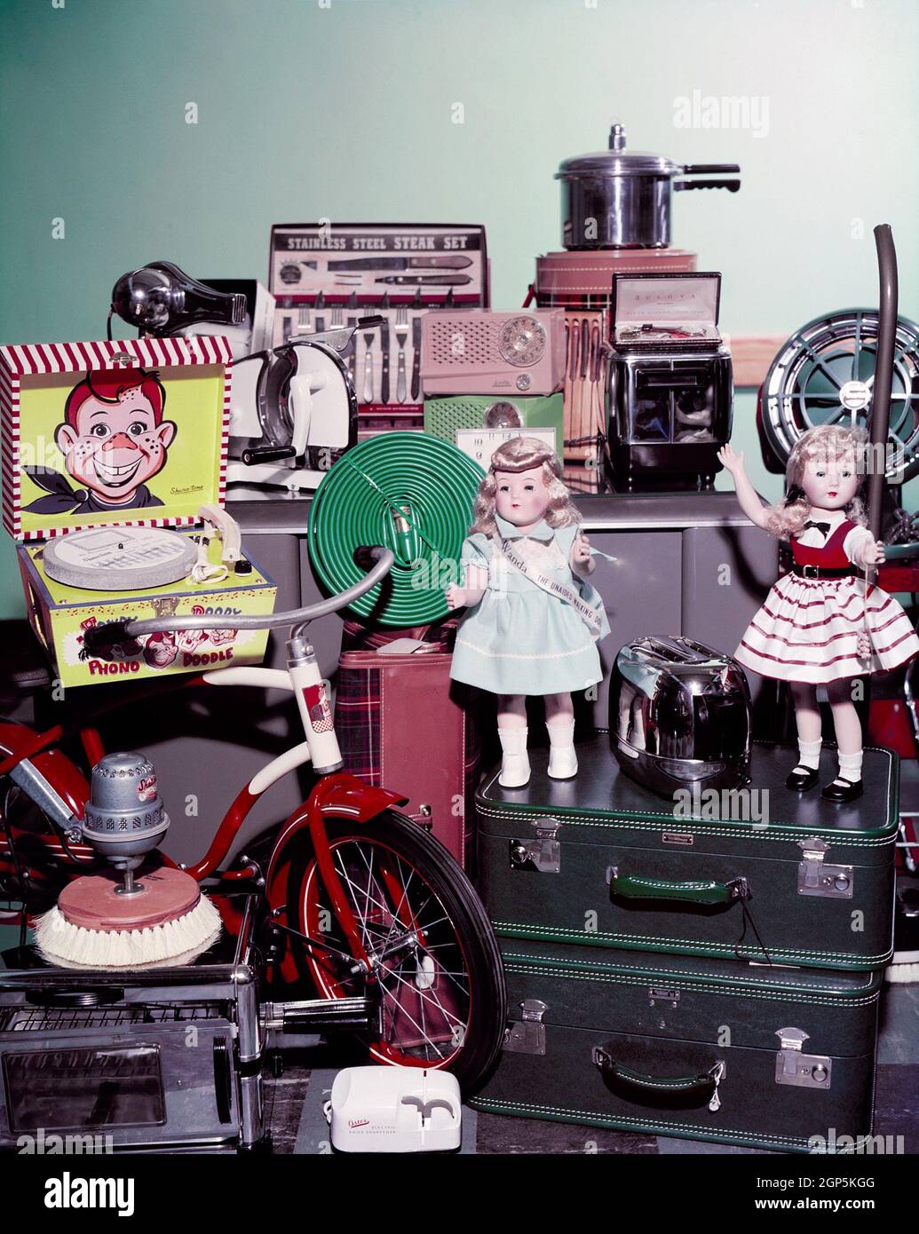 THE HOWDY DOODY SHOW, 1950s toys and appliances including a Howdy Doody ...